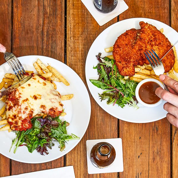 Beer Deluxe Albury | Entertainment, Sports & Beer Garden in Albury